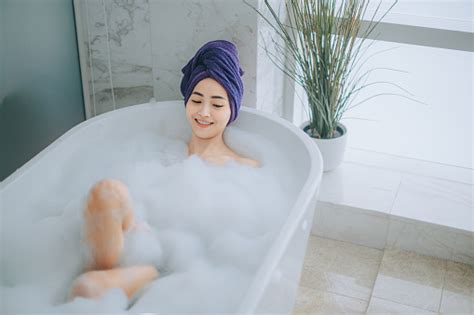 높은 각도 보기 아시아 중국 아름 다운 여자 휴식 에 욕조 가정 생활에 대한 스톡 사진 및 기타 이미지 가정 생활 화장실