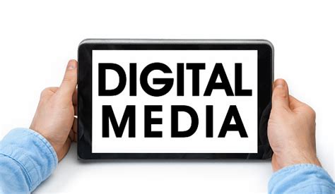 텍스트 디지털 미디어와 태블릿 Pc를 들고 남성 손의 클로즈업 개성 개념에 대한 스톡 사진 및 기타 이미지 개성 개념 검색