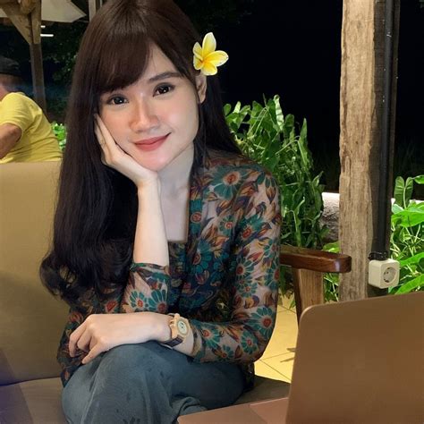 10 Potret Fanny Soegiarto Vokalis Soegi Bornean