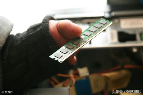 從小就雙臂缺陷小伙苦練雙腳修電腦 走出別樣人生 每日頭條