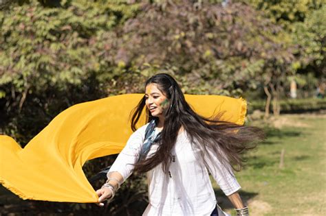 공원에서 야외에서 색채의 홀리 축제를 즐기는 어린 소녀 여자 굴랄 아비어 컬러 파우더로 인도 전역에서 축하하는 인기 있는 힌두교 축제 20 24세에 대한 스톡 사진 및 기타