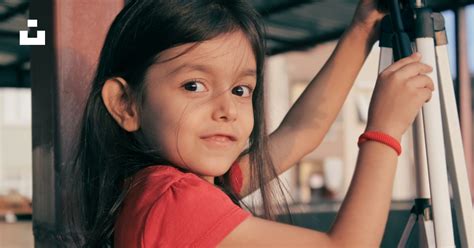 놀이터에 있는 어린 소녀 사진 Unsplash의 무료 소녀 이미지