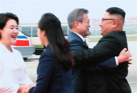 포토평양 남북정상회담 포옹하는 남 북정상 아주경제