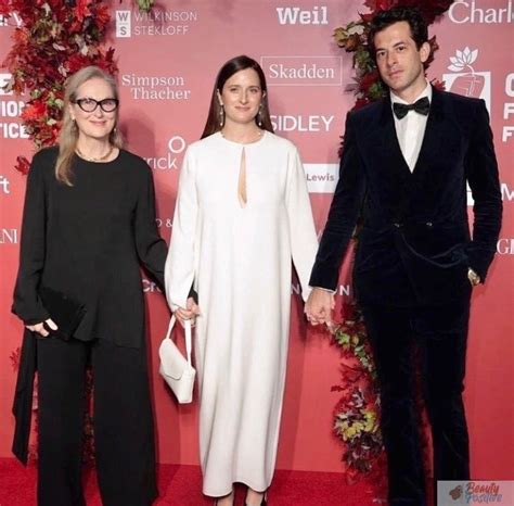 Grace Gummer Meryl Streep Daughter Is Pregnant For The First Time