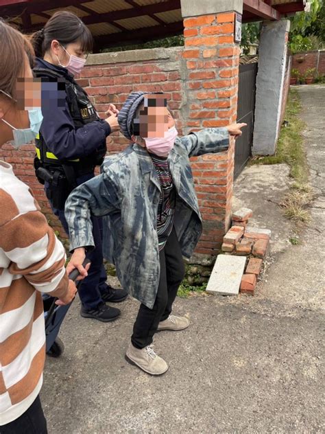 7旬婦蹲坐路邊半小時 大溪警到場關心