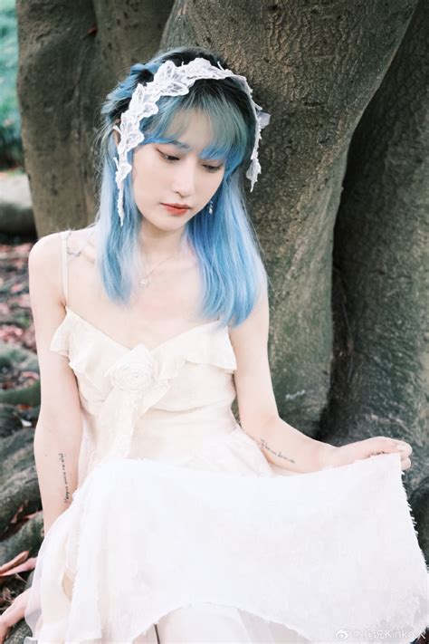 解说kinko晒照：终于留下了蓝头发的照片～ 直播吧