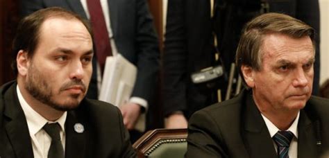 Carlos Bolsonaro desabafa e anuncia que deixará de comandar as redes