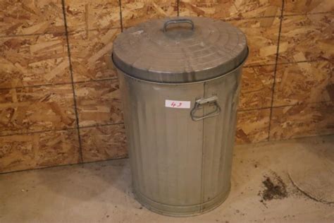 Lot 20 Gallon Galvanized Trash Can W Lid