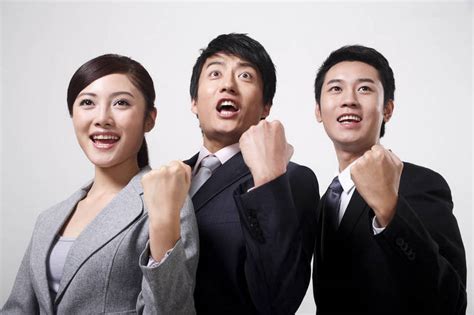 东方人三个人商务人士商务女性微笑横图彩色室内白色背景正面衬衫西装商务安全成功胜利合作团队职员亚洲中年