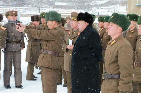 金正恩冒雪视察朝鲜部队 了解官兵生活环境 组图 图片中国 中国网