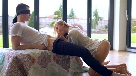 Ласковая подружка Ненси делает классный минет парню с повязкой на глазах