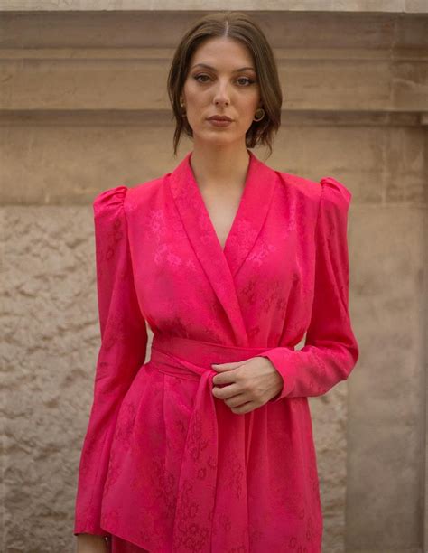 Traje De Chaqueta Con Hombrera Marcada Y Lazada Invitadisima