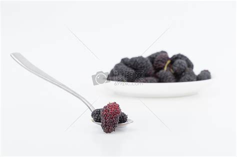 勺子里的桑葚特写高清图片下载 正版图片500357451 摄图网