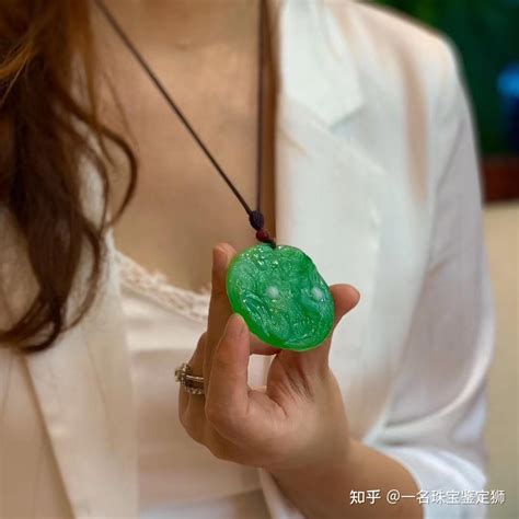 翡翠的颗粒细腻程度与苍蝇翅的关系。 知乎