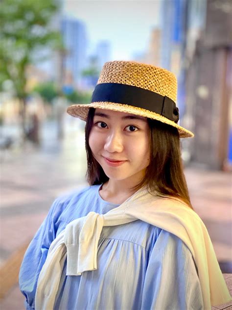 新しい麦わら帽子👒 笑顔で撮ってたと思ったらボーっとしてるとこも撮られてた😆 中学生女子