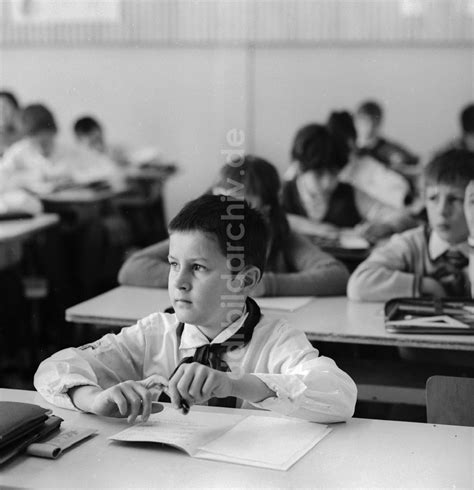 ddr fotoarchiv berlin schüler im pionierhemd und halstuch während