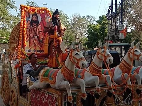 हाथों में फरसा लेकर चले विप्र समाज के लोग गूंजे भगवान के जयकारे Huge