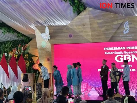 Jokowi Ajak Desainer Batik Eksplorasi Warna Dan Motitf Baru