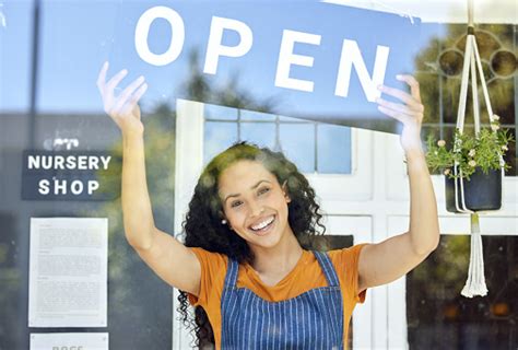 직장에서 열린 표지판을 들고 있는 젊은 여성 꽃집 의 사진 20 24세에 대한 스톡 사진 및 기타 이미지 20 24세 경영자 곱슬 머리 Istock