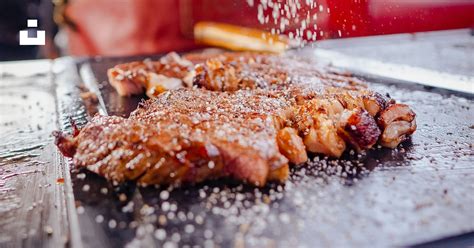 유리 용기에 액체를 붓는 사람 사진 Unsplash의 무료 음식 이미지