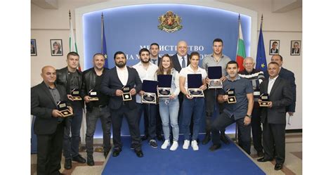 Министър Кралев награди медалистите от световното първенство по борба