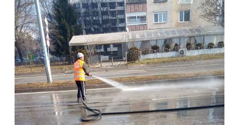 Мият улици и булеварди в София