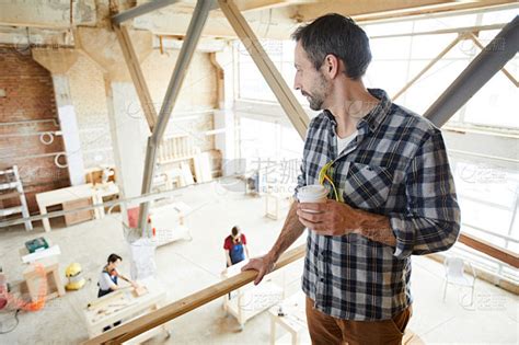 首席木匠观察细木工的工作