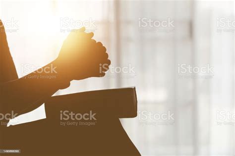 그리스도인의 삶의 위기를 하나님께 드리는 기도 여자 더 나은 삶을 바라는 하나님의 축복을 위해 기도하십시오 여자는 성경으로