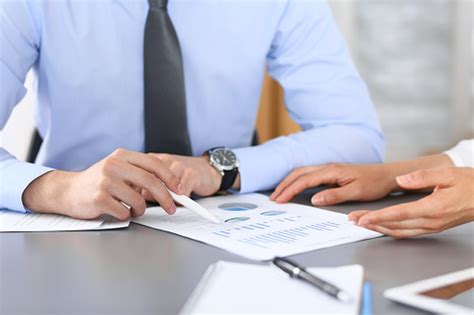 회의에서 한 팀으로 일 하는 사업 사람들의 그룹입니다 클로즈업입니다 동료 또는 파트너 실적을 논의입니다 성공적인 협상 개념 가리키기에 대한 스톡 사진 및 기타 이미지