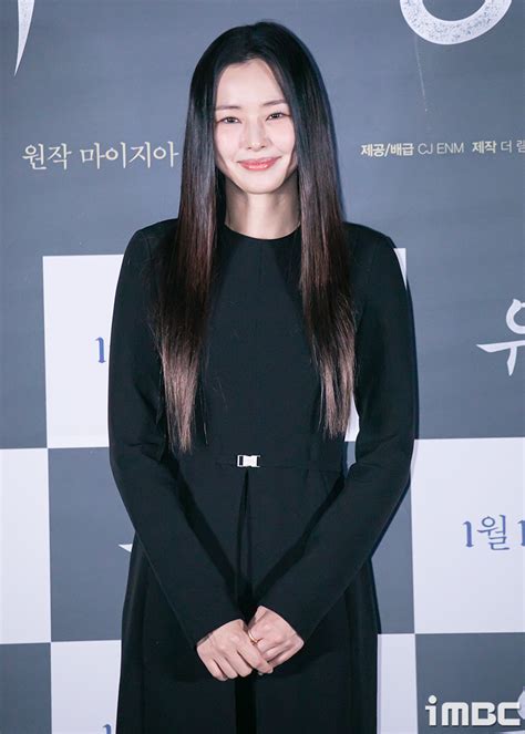 포토 이하늬 올블랙 고스트 룩