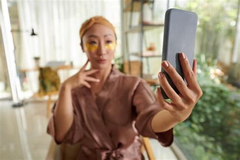 Premium Photo Beauty Blogger Taking Selfie