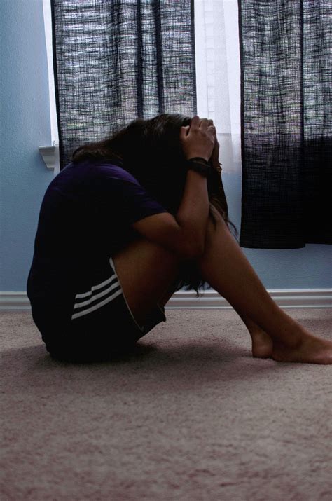 Zio Abusa Della Nipote 15enne In Vacanza Da Lui