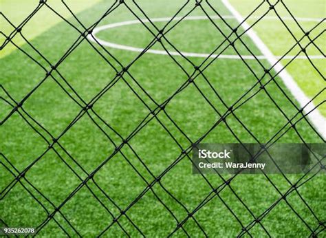 축구장 코너 쪽 만든 그물 뒤에 합성 잔디밭에서 선택적 초점 경쟁에 대한 스톡 사진 및 기타 이미지 경쟁 공 스포츠 장비 뒤 Istock