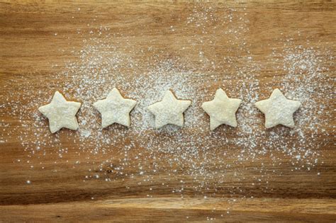 5 별 등급 나무 표면의 중간에 페이스트리 별과 착빙 설탕에 의해 표시 0명에 대한 스톡 사진 및 기타 이미지 0명 5가지 개체 가루 설탕 Istock