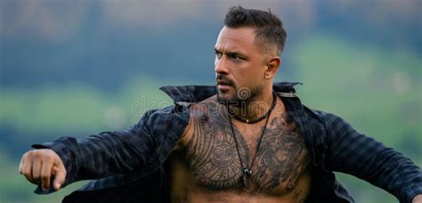 Hombre Sexy Posando Al Aire Libre Sobre El Fondo De La Naturaleza Sexy Apuesto Hombre Muscular