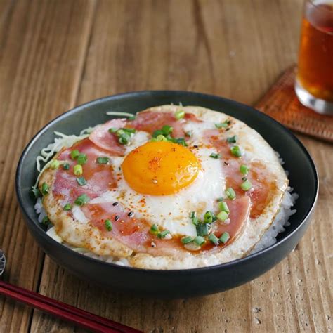 簡単なのにごちそう感満点。ハムエッグ丼 Macaroni Recipe Asian Recipes Aesthetic Food