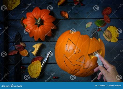 Snijd Een Pompoen Voor Halloween Of De Herfstdecoratie Op Blauwe Rusti