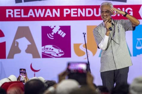 Ganjar Cerita Baju Kampanye Garis Hitam Putih Didesain Jokowi Ini Lho