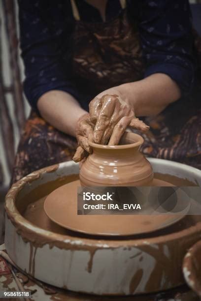 도자기입니다 찰 흙의 배를 생산 하는 포터의 바퀴에 마스터 공예에 대한 스톡 사진 및 기타 이미지 공예 그릇 꽃병 Istock