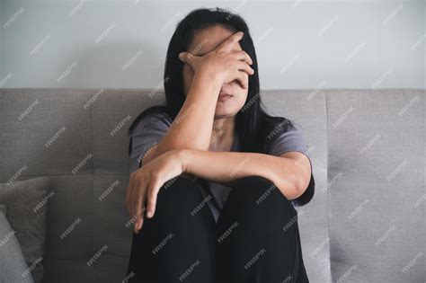정신 건강 우울증 개념에 외롭고 슬픈 정신 분열증 어두운 방에 집에서 소파에 앉아 비참한 느낌을 가진 우울한 여자 여자는 두렵고