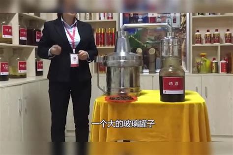 猴子将整瓶酒一口气喝光接下来呆住了网友猴哥酒量不行啊 整瓶 酒量 网友