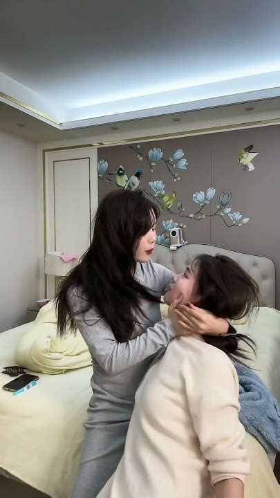 好像最后她没站稳？跟你的姐妹一起拍 双胞胎姐妹 沙雕姐妹 Youtube