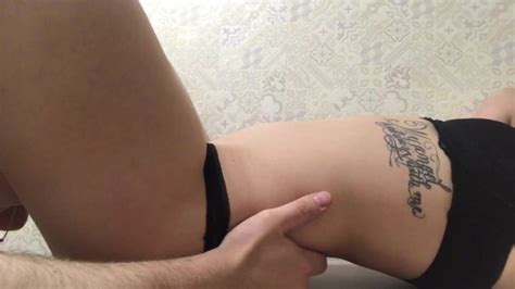 在她父母的廚房裡輕柔地做愛。