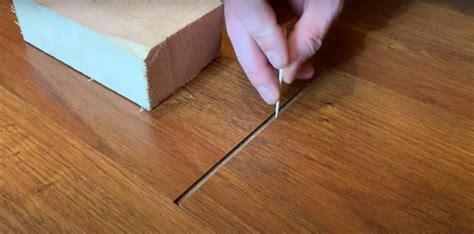 Как и чем заделать щели в ламинате своими руками