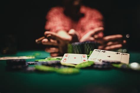 谁打烂了完美日记的牌？｜深度 文 李小霞 乔芊编辑 杨轩 乔芊疫情中的今年4月， 完美日记 （即“ 逸仙电商 ”）创始人黄锦峰依然踏上