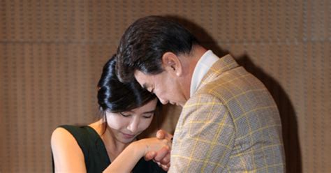 [md포토]이덕화 오승현 사랑스런 어린 아내 손 잡으며