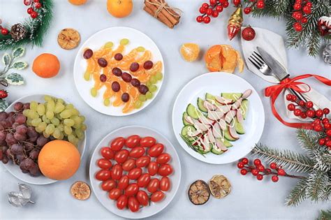 크리스마스 새해 요리 해독 다이어트 개념 전통적인 축제 귤과 야채 샐러드 음식 디자인 아이디어 조리법장소 평평한 평지