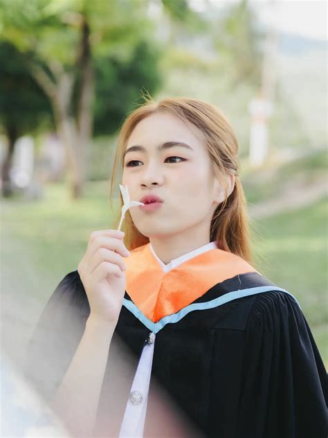 รวมท่าโพสถ่ายรูปนอกรอบรับปริญญา แจกวาปช่างภาพ แกลเลอรีที่โพสต์โดย Z