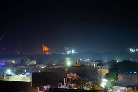 인도의 Diwali 축제 기간 동안 도시에서 화재의 광각 촬영 하늘에서 폭죽으로 디왈리를 축하하는 사람들 디왈리 배경 디왈리