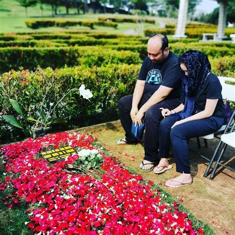 Pose Seolah Memeluk, Ini 6 Momen BCL dan Noah Ziarah Lagi ke Makam Ashraf Sinclair - Hot ...